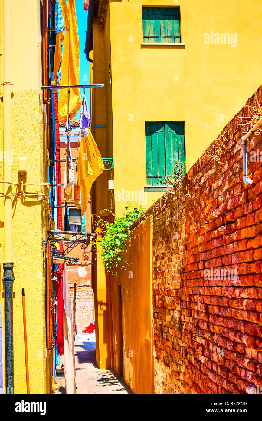 Yellow buildings in italy hi-res stock photography and images - Alamy