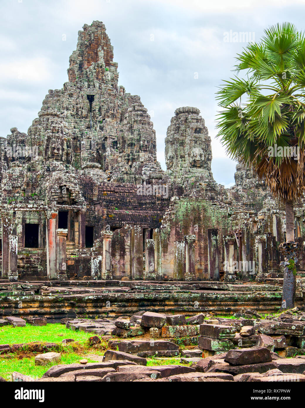 Face buddha statue in angkor wat hi-res stock photography and images ...