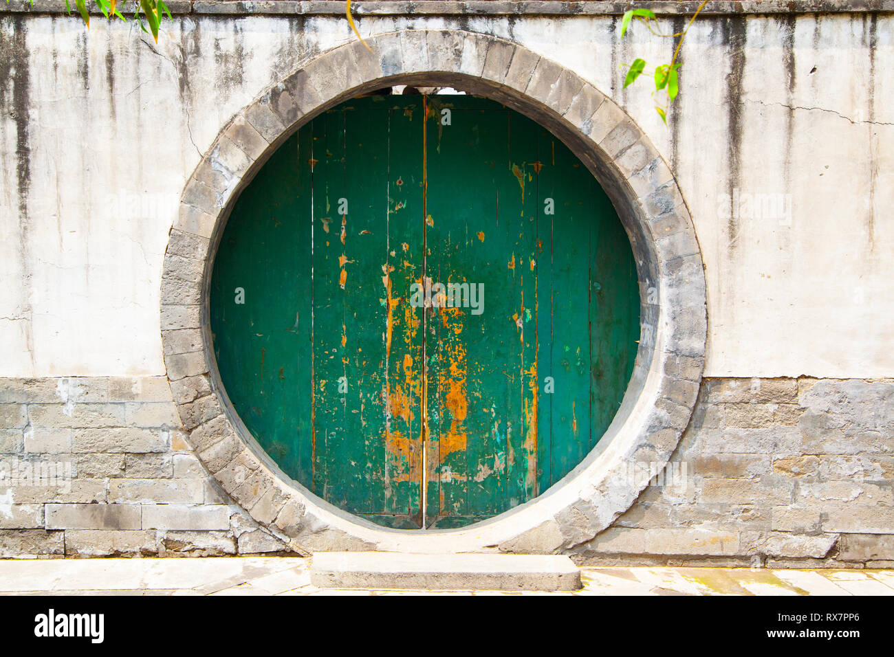 Ancient round doorway in Beijing, China Stock Photo - Alamy