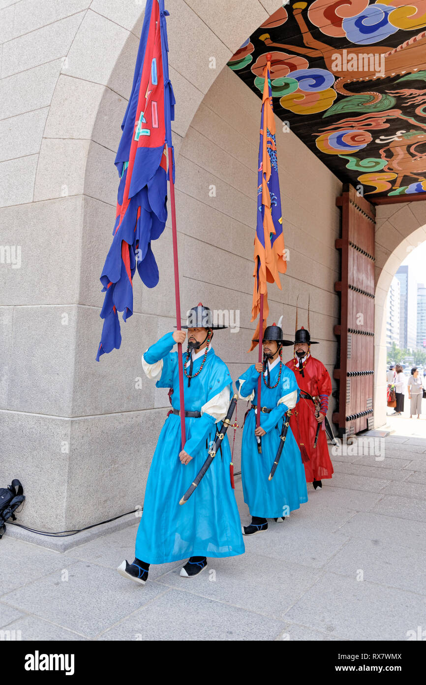 Seoul, South Korea. May, 2017. Guards in traditional uniform at ...