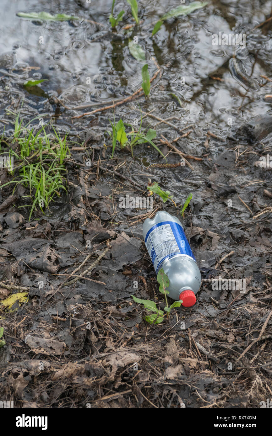 Plastic pollution field uk hi-res stock photography and images - Alamy