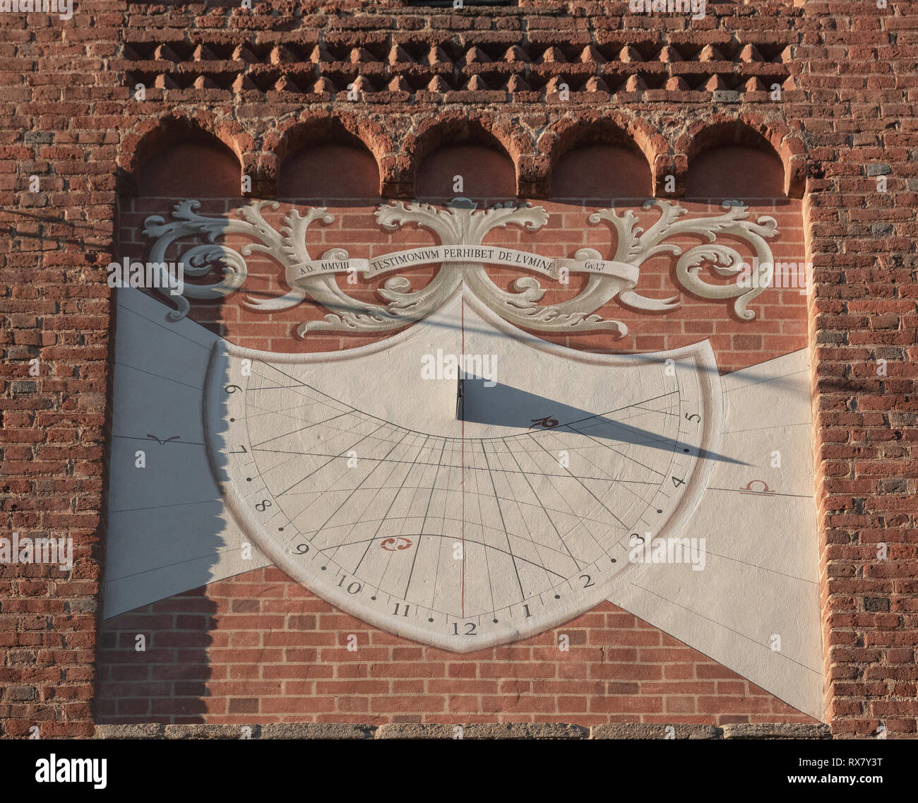 Ancient sundial clock sun hi-res stock photography and images - Alamy