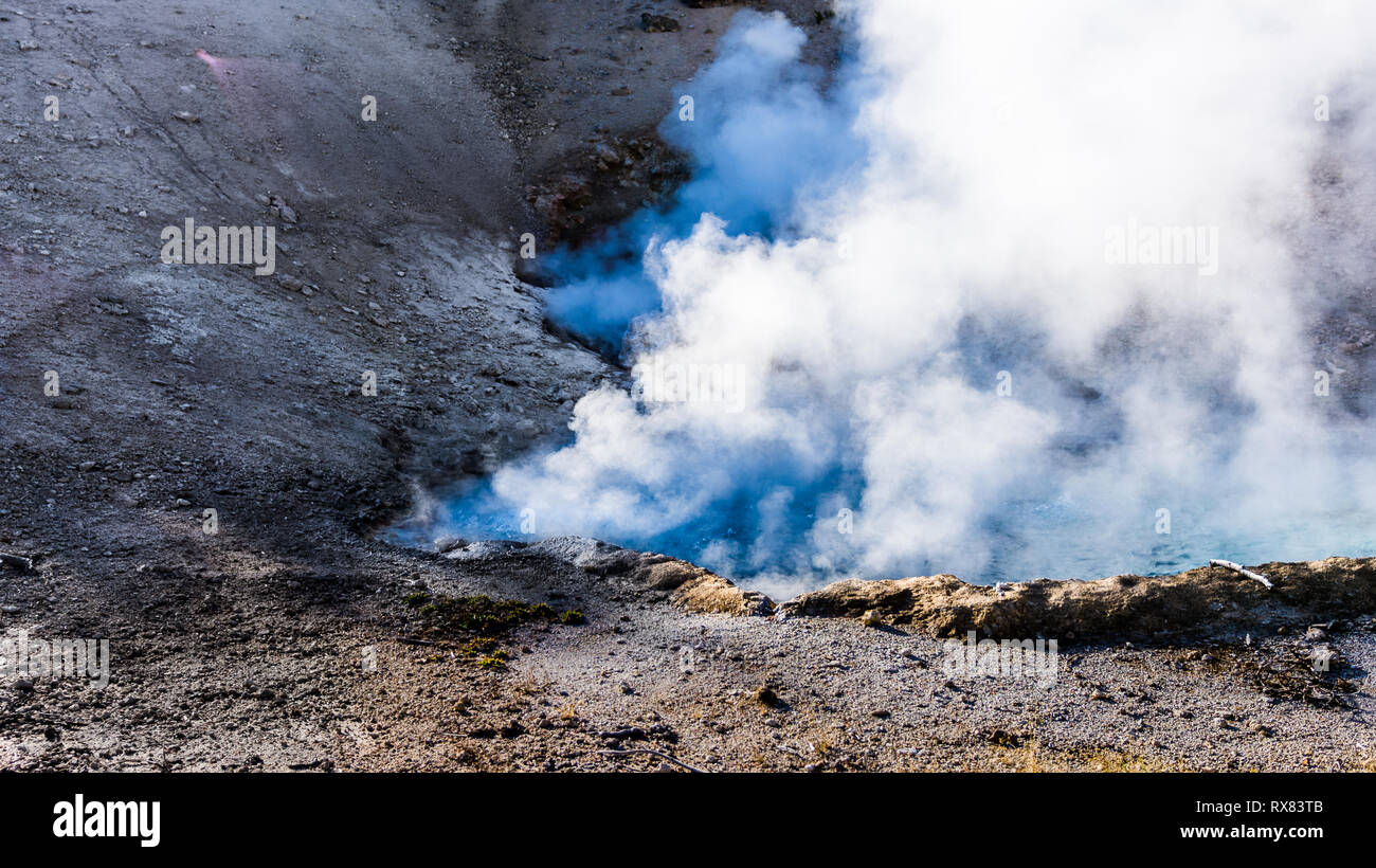 Yellowstone park volcano eruption hi-res stock photography and images ...