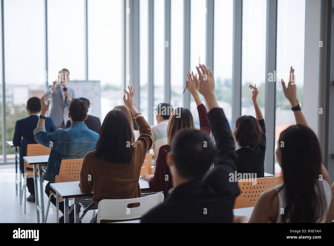 Speaker audience hands up hi-res stock photography and images - Alamy
