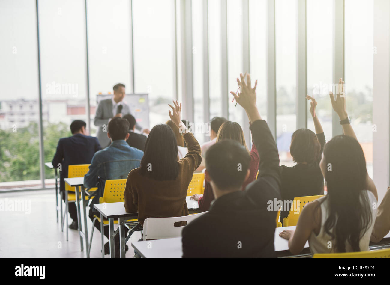 Speaker audience cheering hi-res stock photography and images - Alamy