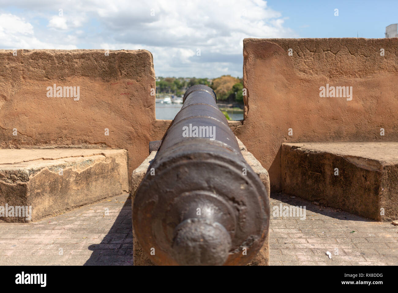 Canon in a fortress Stock Photo - Alamy