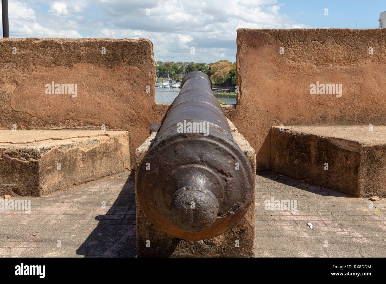 Canon in a fortress Stock Photo - Alamy