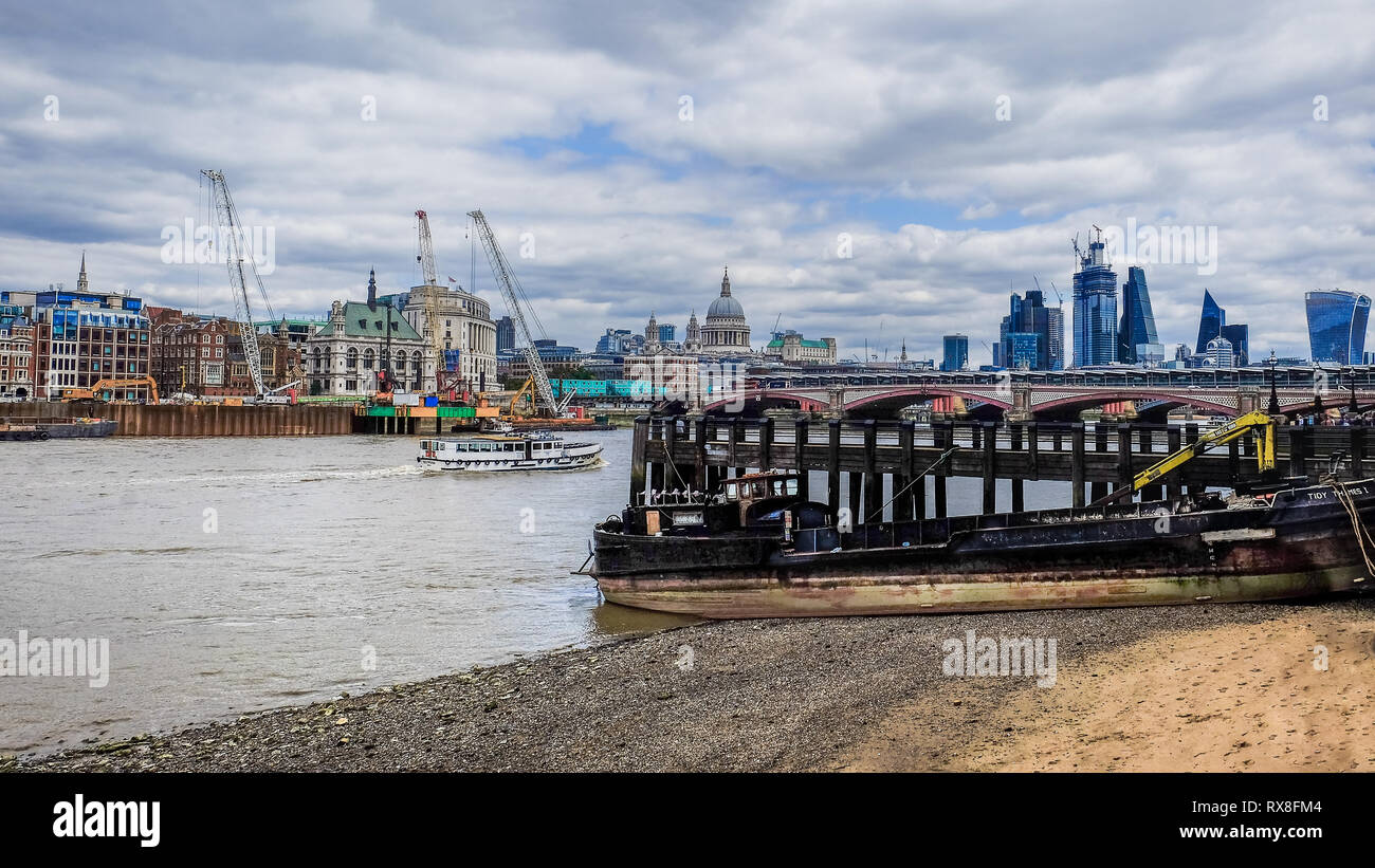 Construction barge hi-res stock photography and images - Alamy
