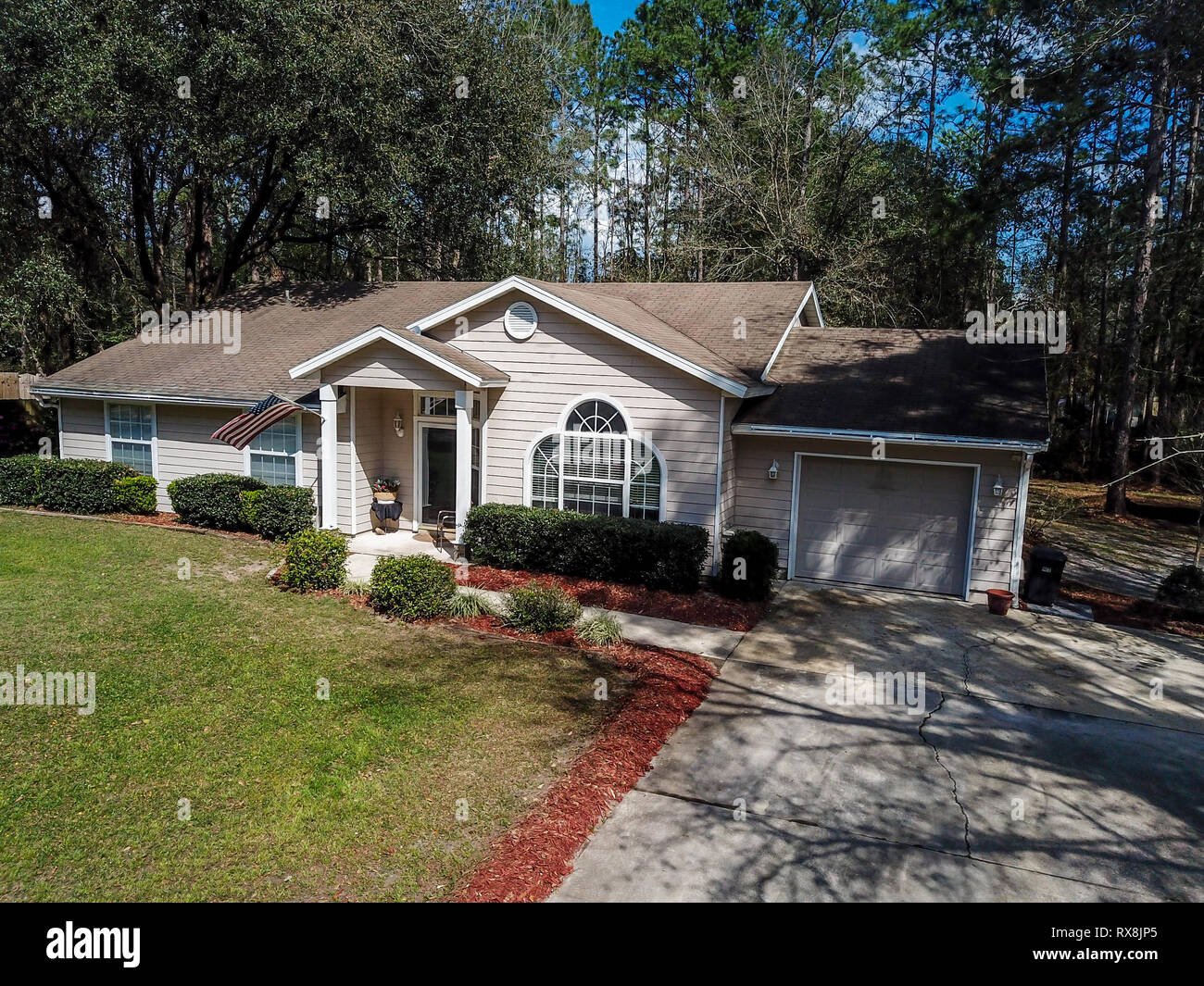 Typical Single Floor American House with Front Yard and Spacious ...