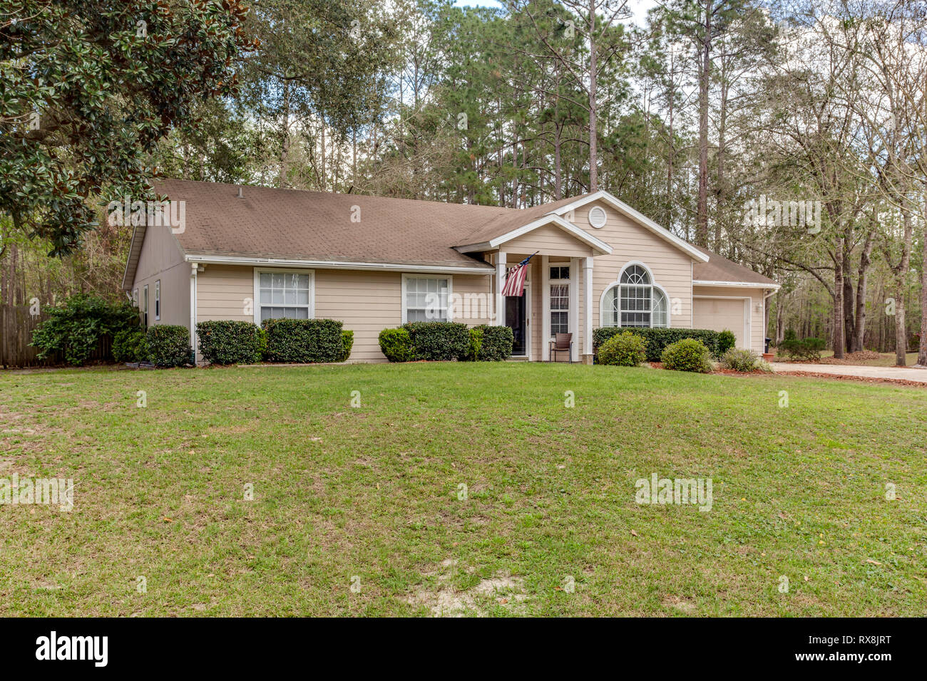Typical Single Floor American House with Front Yard and Spacious ...