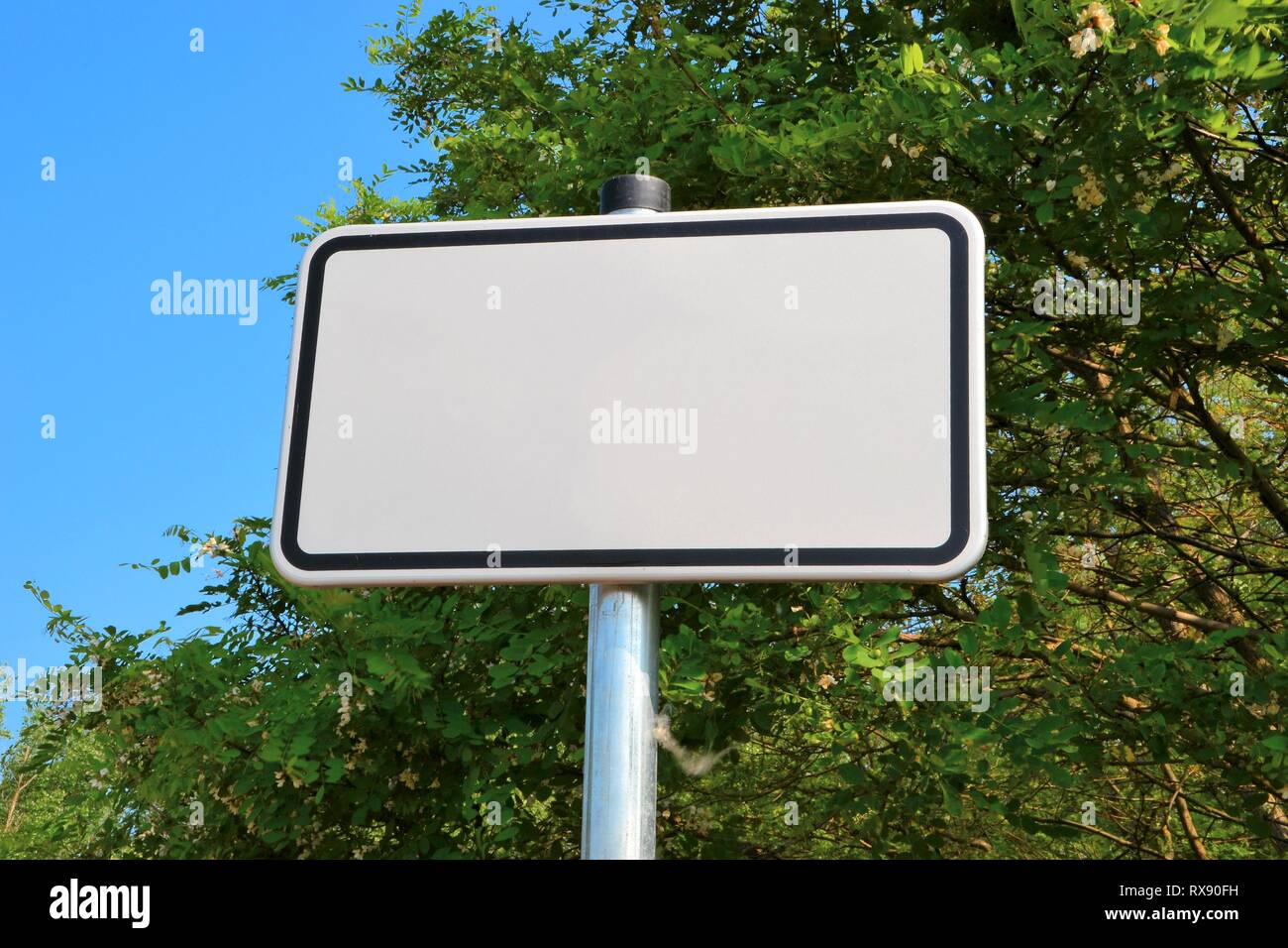 Road sign blank hi-res stock photography and images - Alamy