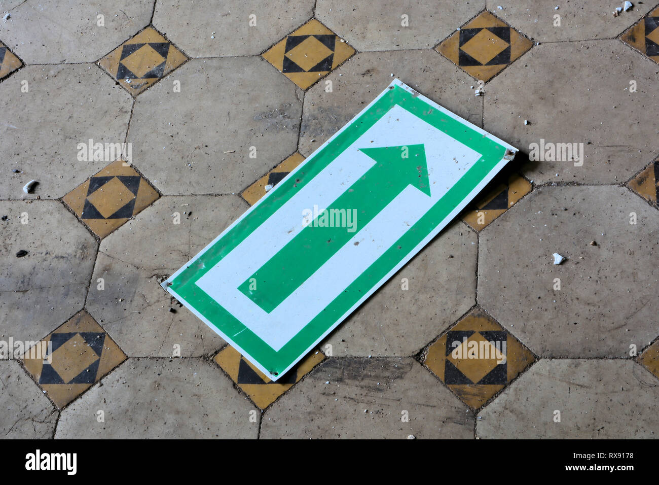 Sign with directional arrow hi-res stock photography and images - Alamy
