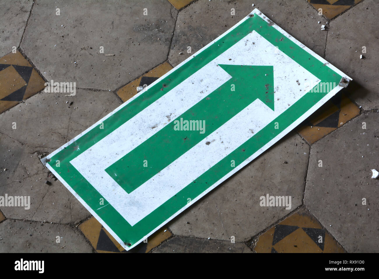 Factory closed sign board hi-res stock photography and images - Alamy