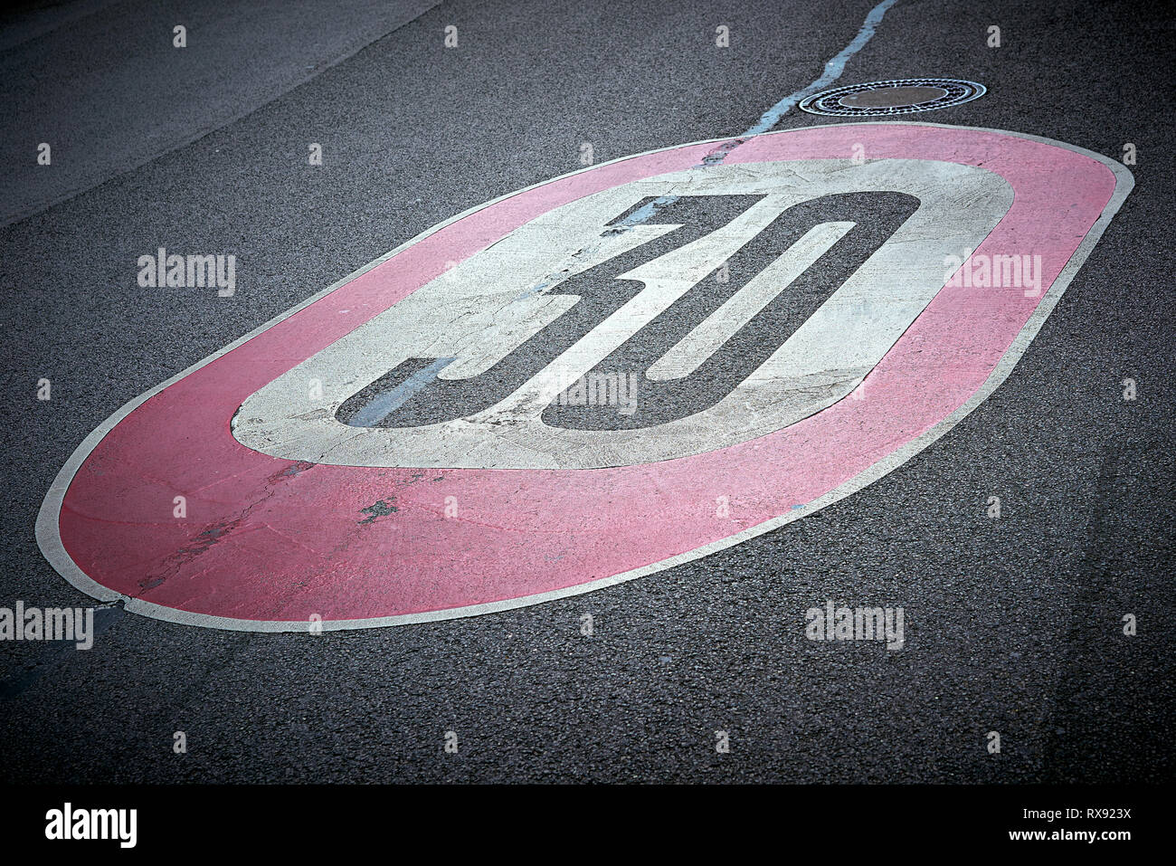 30 kph sign hi-res stock photography and images - Alamy