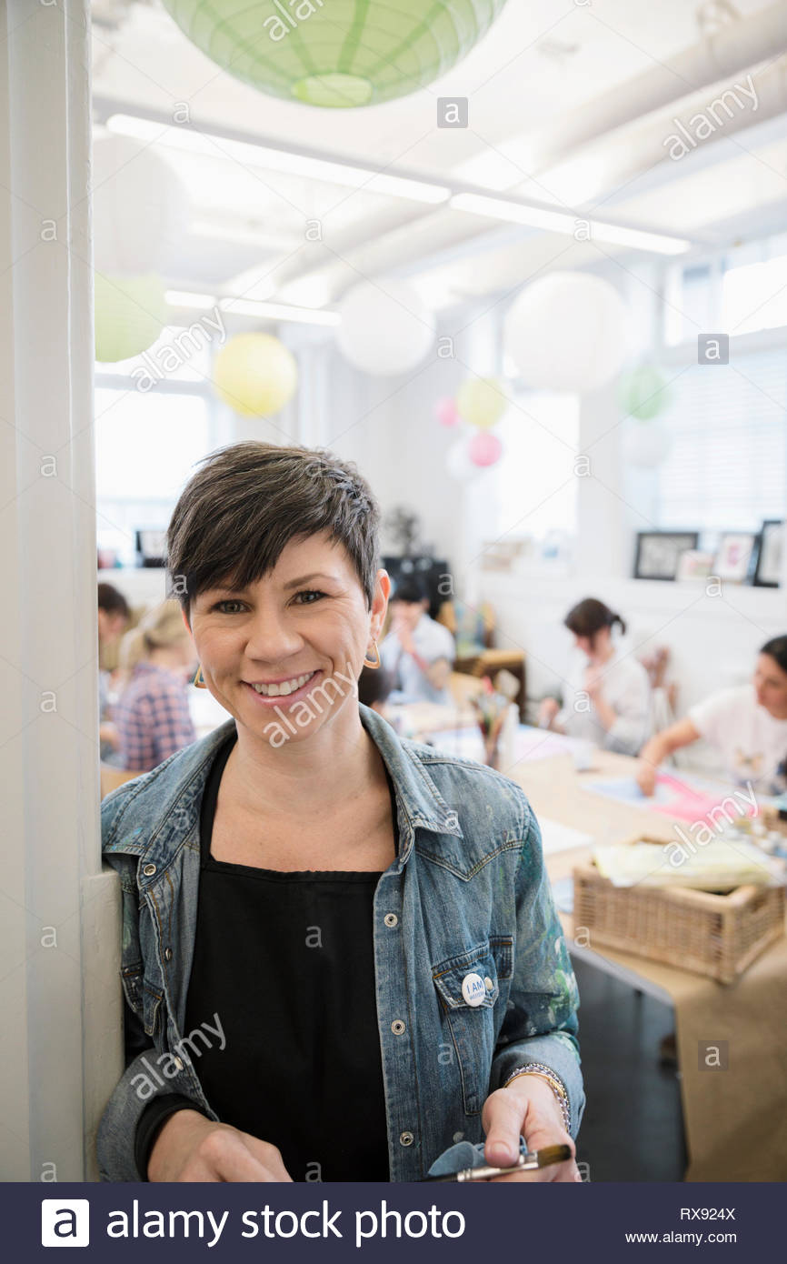 Artist smiling hi-res stock photography and images - Alamy