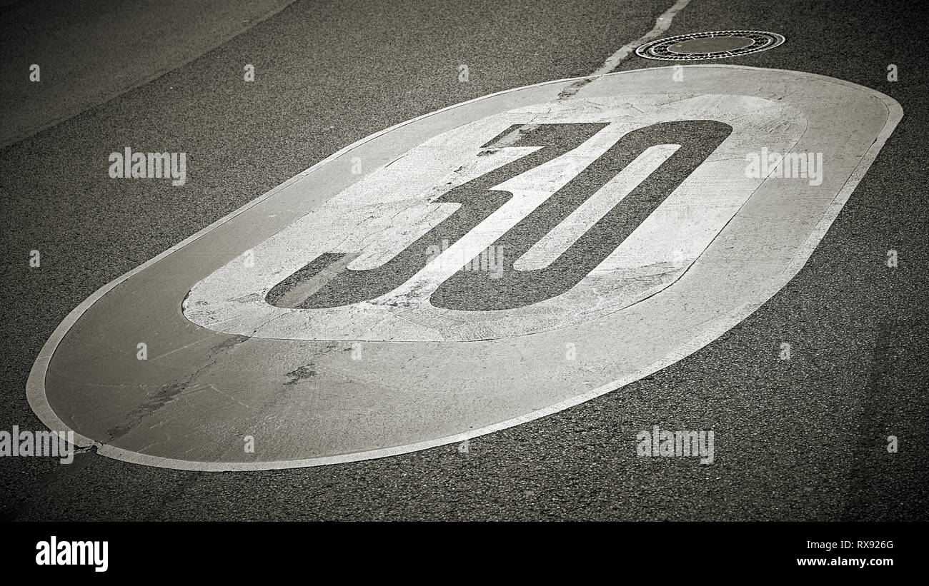 30 kph sign hi-res stock photography and images - Alamy