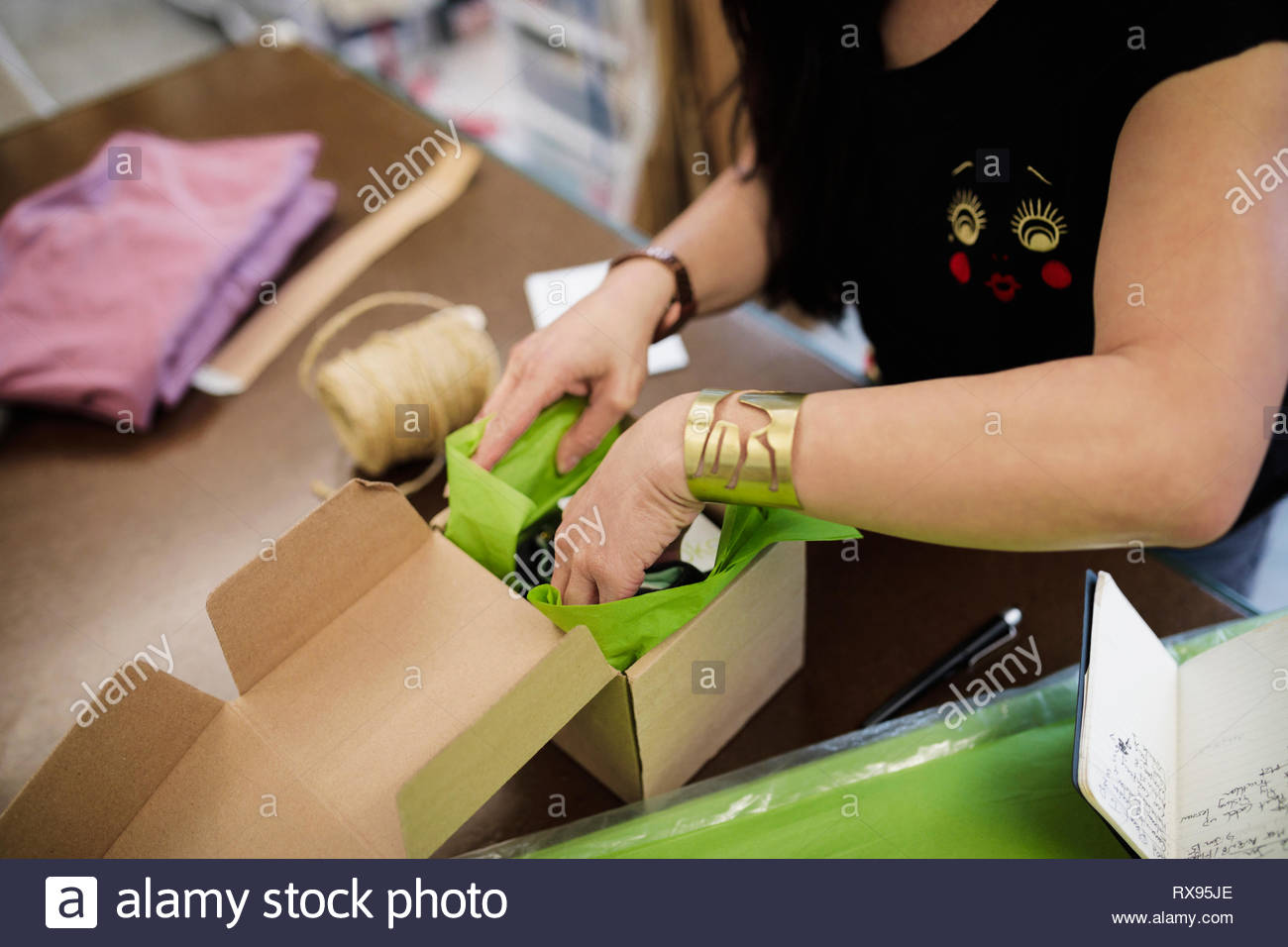 Women packaging hi-res stock photography and images - Alamy