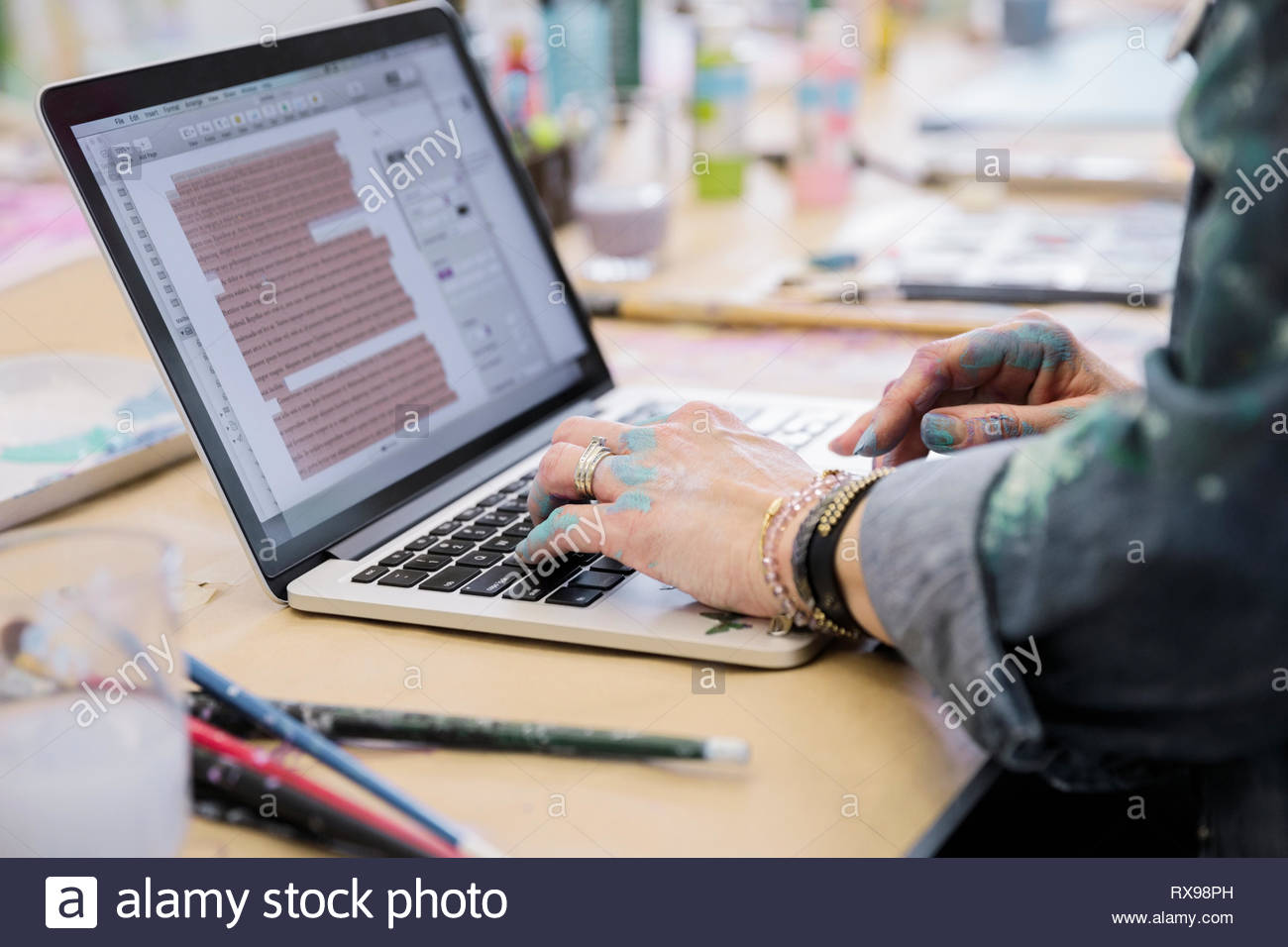 Woman laptop art class hi-res stock photography and images - Alamy