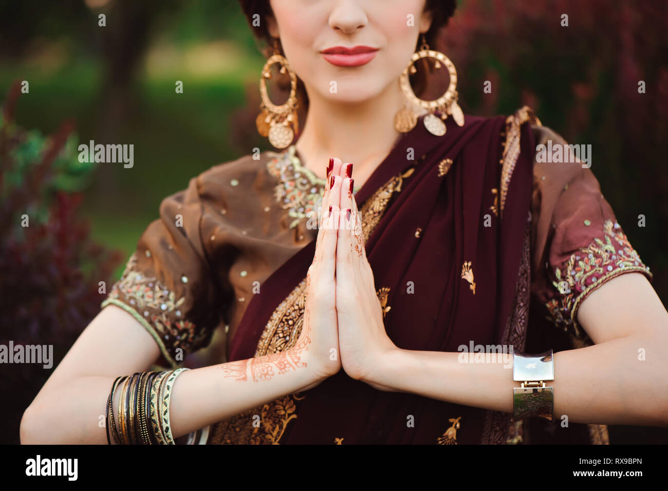 Mehndi covers hands of beautiful Indian woman Stock Photo - Alamy