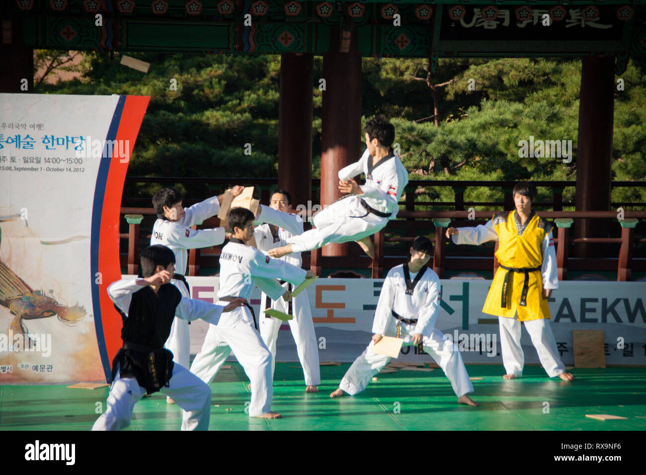 Hanok villages hi-res stock photography and images - Alamy