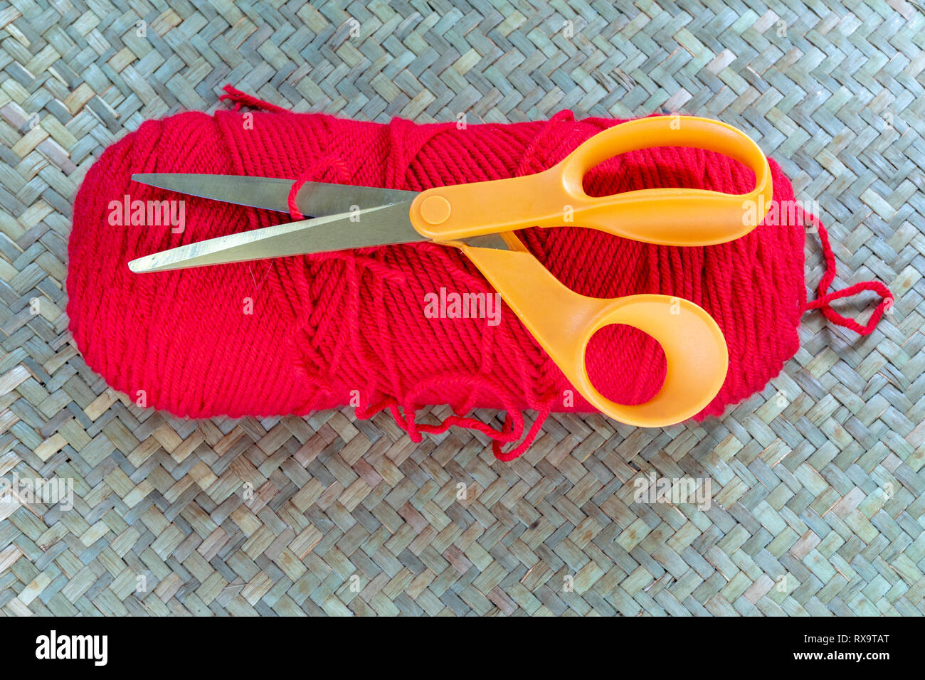 scissors and yarn Stock Photo - Alamy