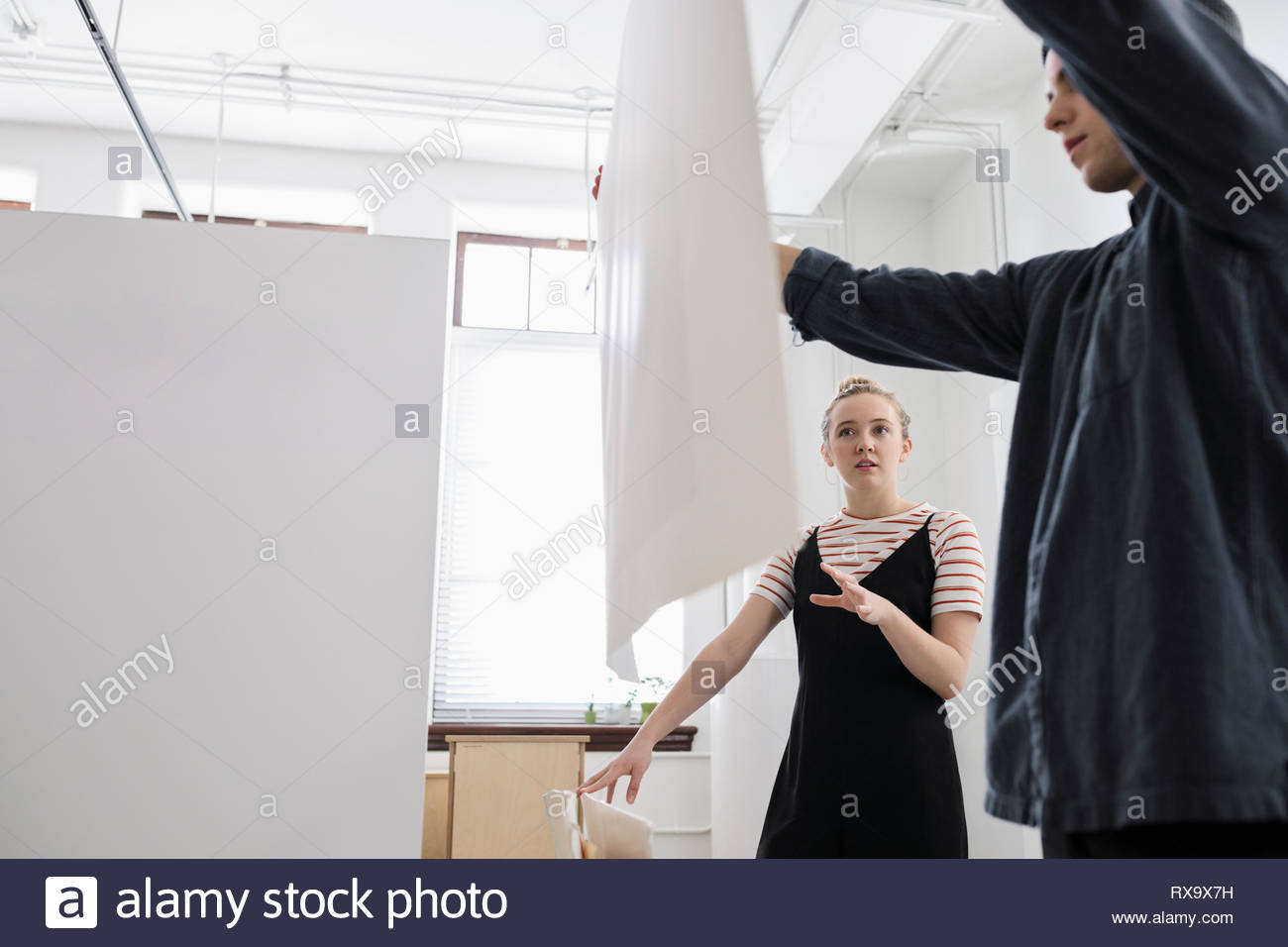 Hanging art in gallery hi-res stock photography and images - Alamy