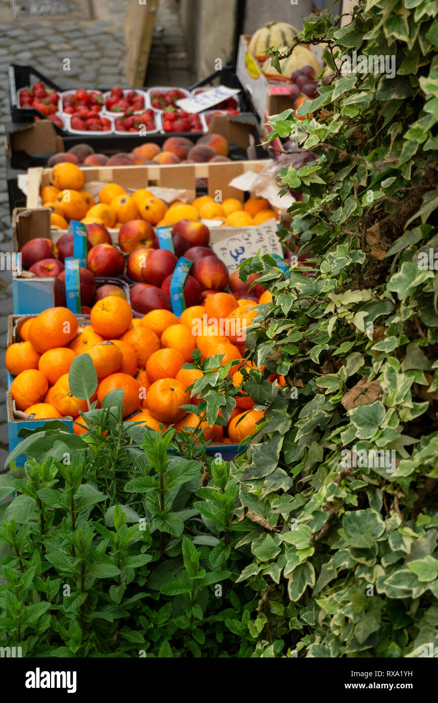 Produce stand hi-res stock photography and images - Alamy