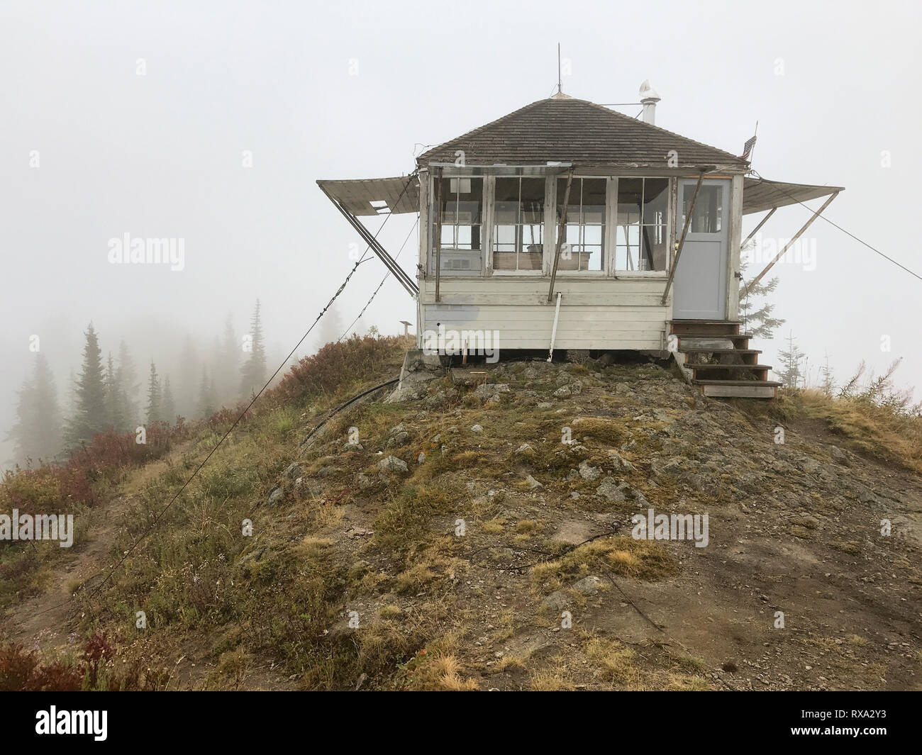 Remote mountain cabin hi-res stock photography and images - Alamy