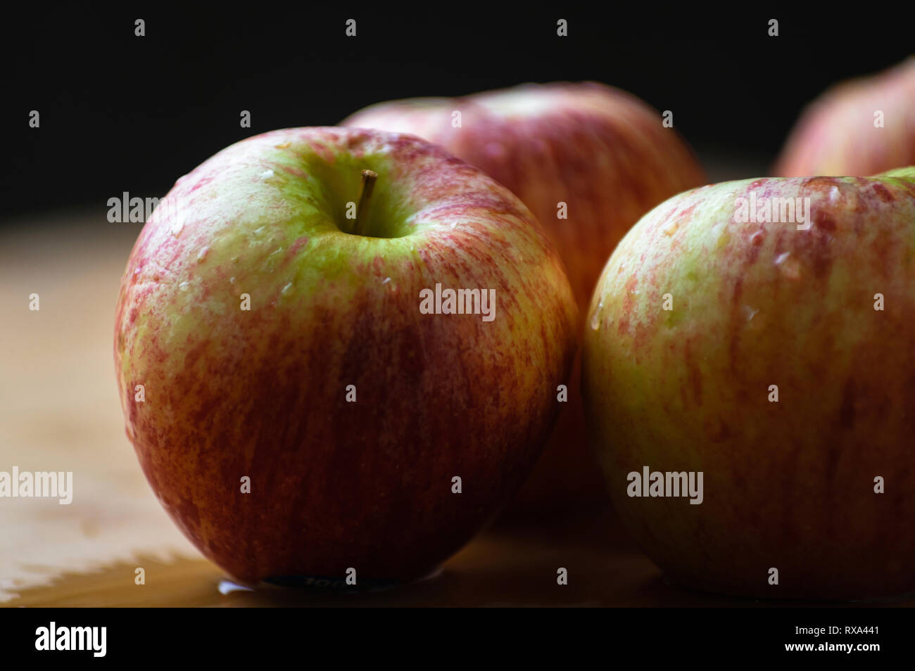 Four apples on table hi-res stock photography and images - Alamy