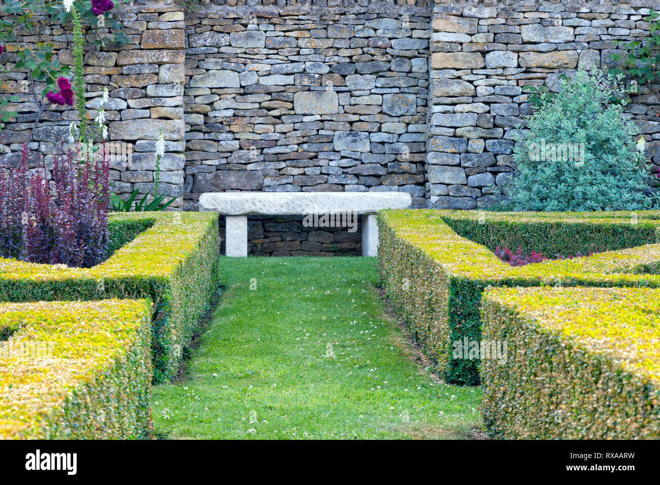 Stone garden bench hi-res stock photography and images - Alamy