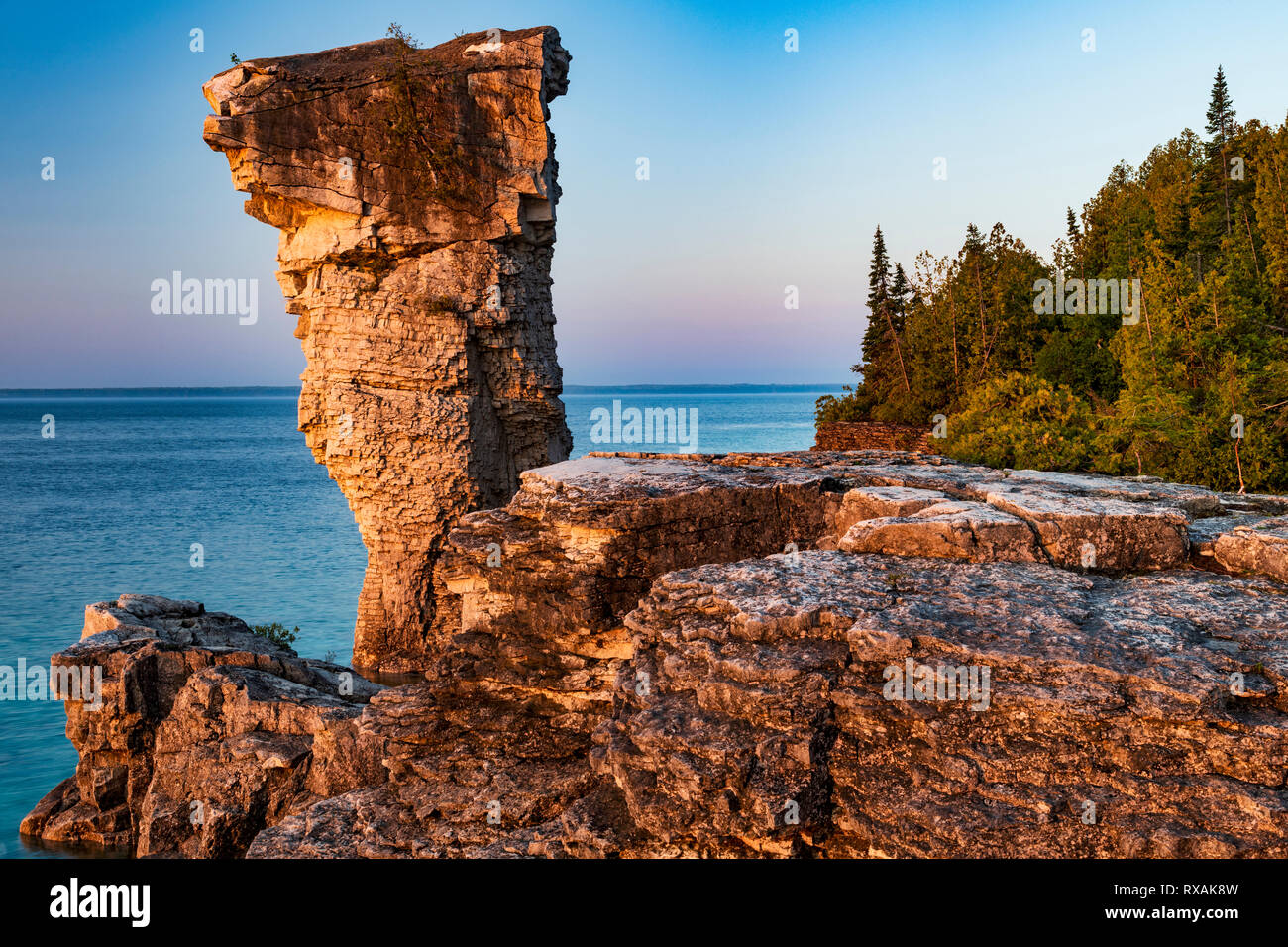 The large 'flowerpot' (sea stack) on Flowerpot Island at sunrise ...
