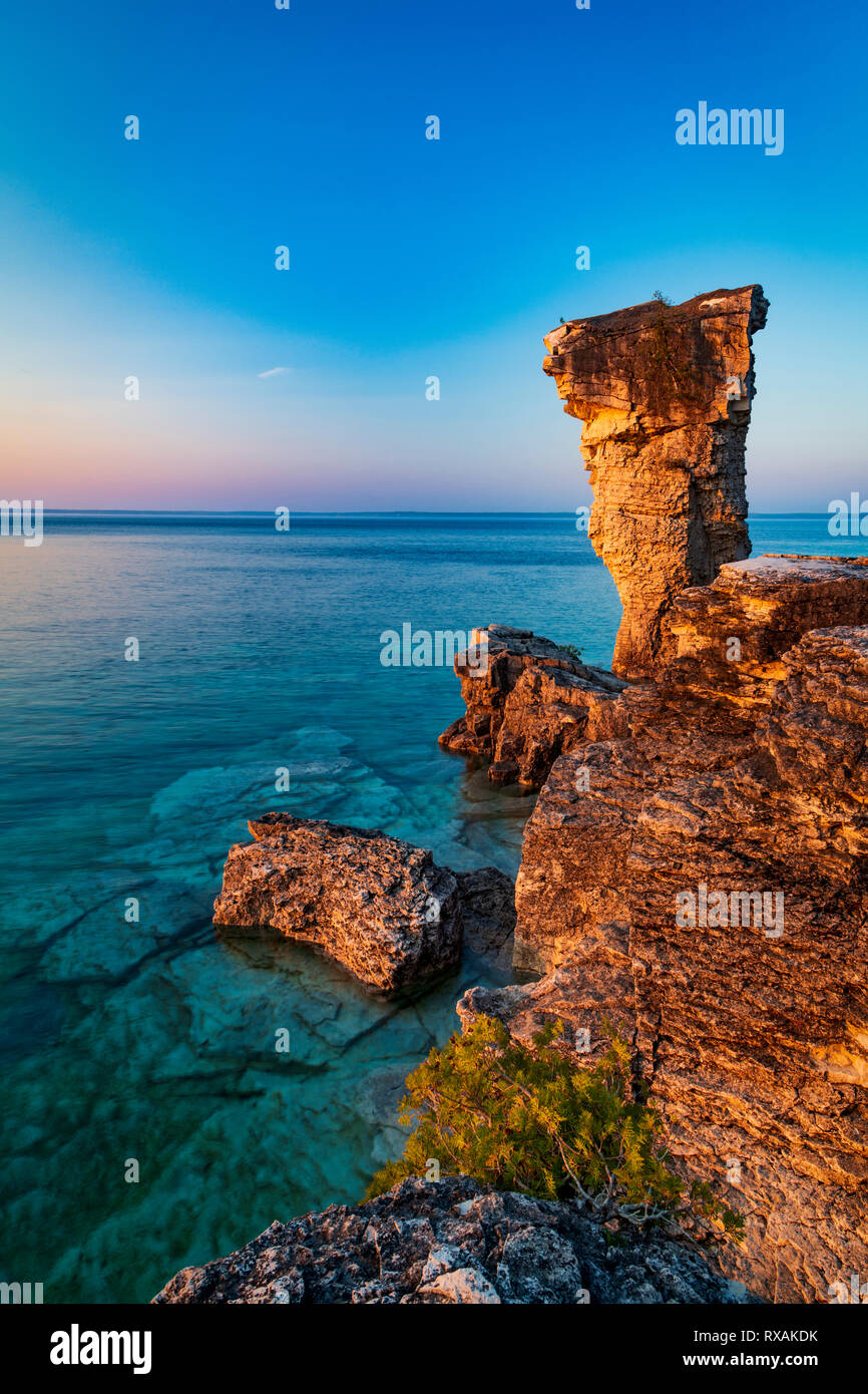 The large 'flowerpot' (sea stack) on Flowerpot Island at sunrise ...