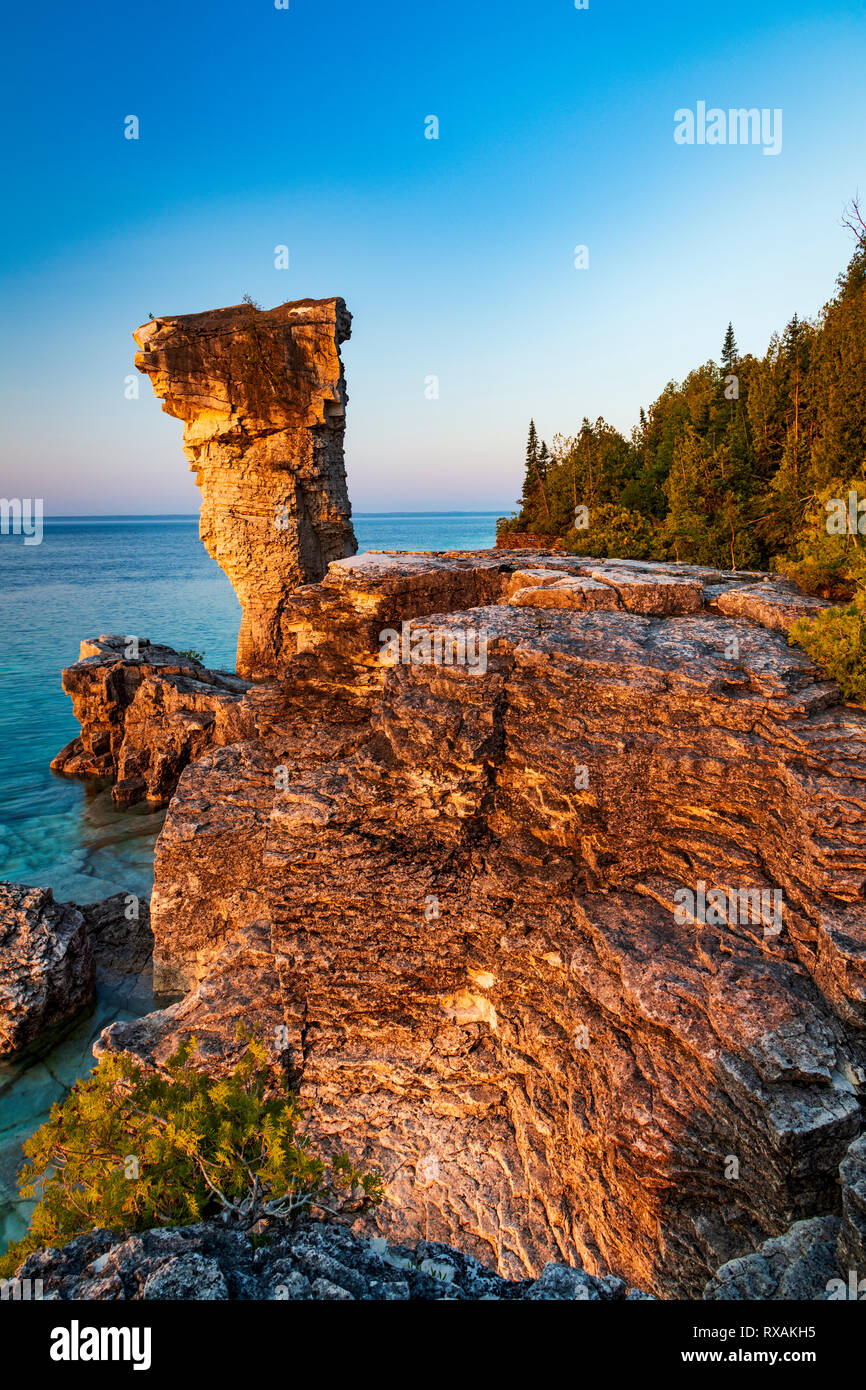 The large 'flowerpot' (sea stack) on Flowerpot Island at sunrise ...