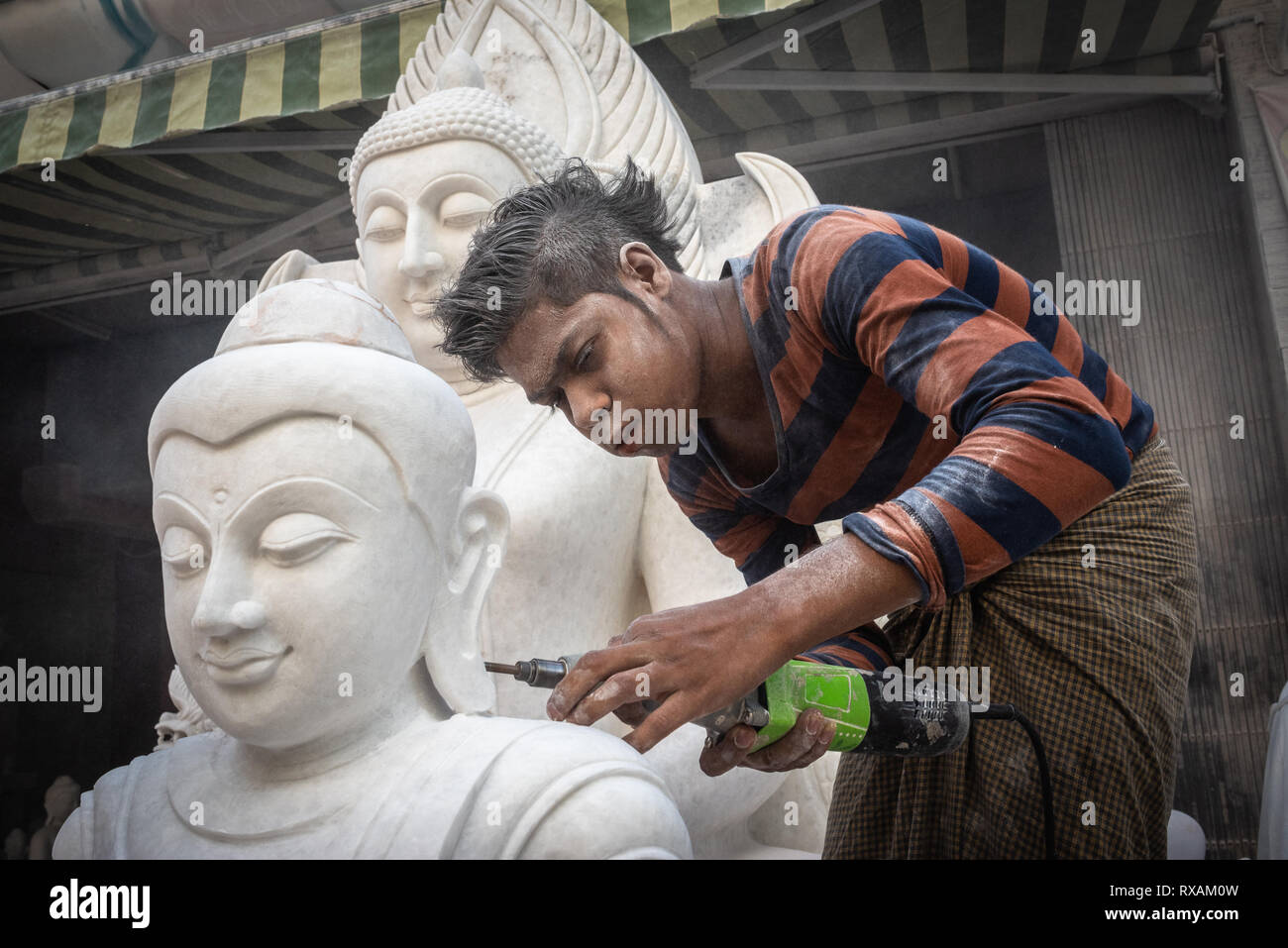 Working men statue hi-res stock photography and images - Alamy