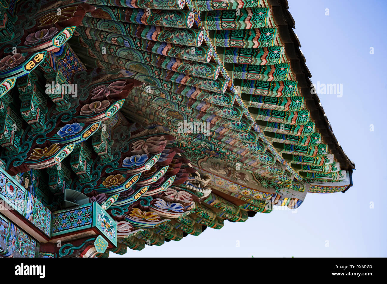 Buddhist temple roof hi-res stock photography and images - Alamy