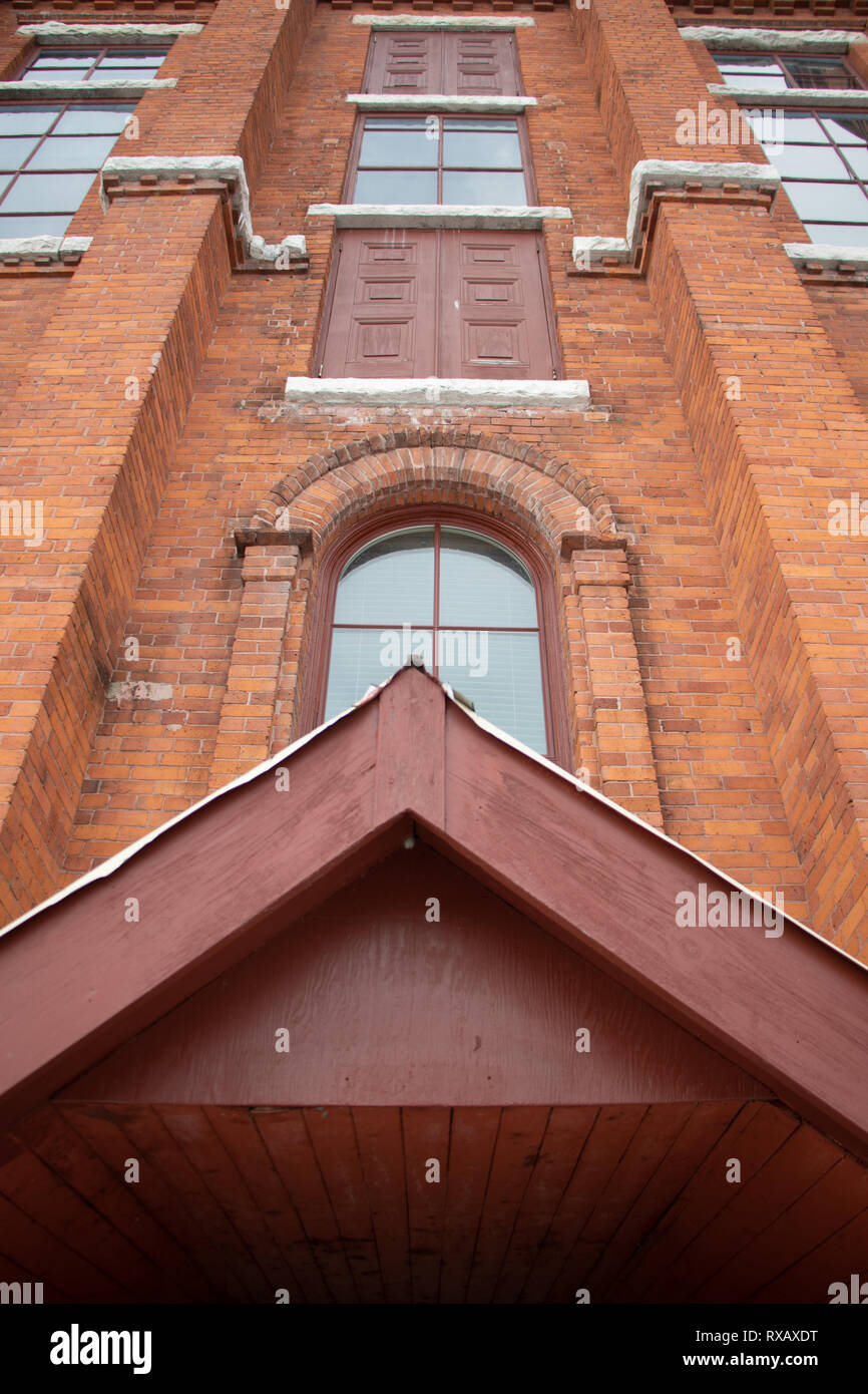 Windows brick design old building hi-res stock photography and images ...