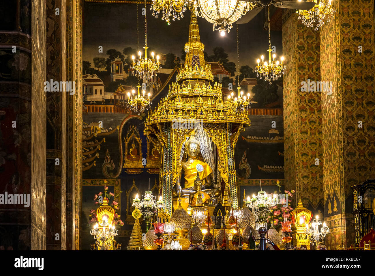 Thailand temple interior hi-res stock photography and images - Alamy