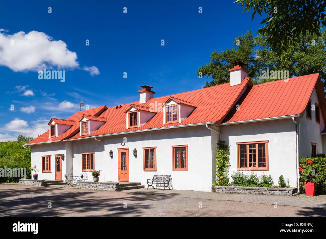 White cottage red roof hi-res stock photography and images - Alamy