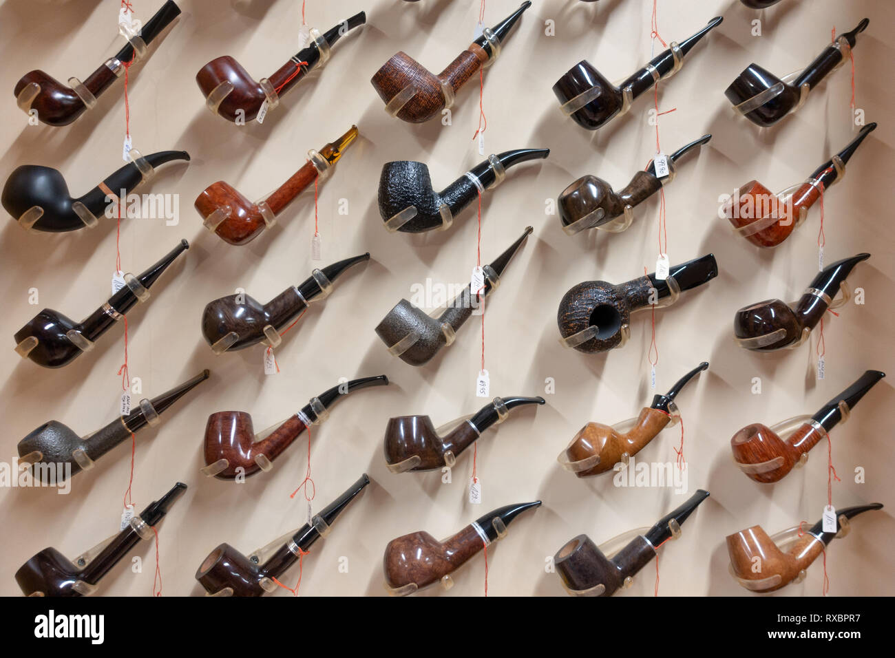 Vintage tobacco shop hi-res stock photography and images - Alamy