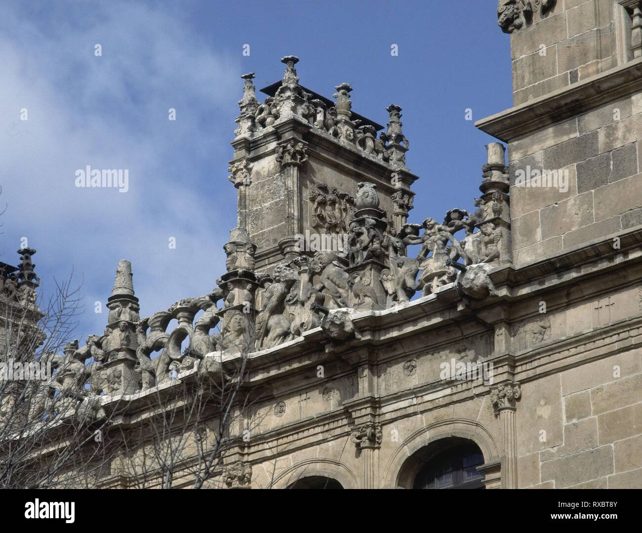 CRESTERIA CALADA CON FAUNA - DETALLE DE LA TORRE DEL PALACIO DE ...