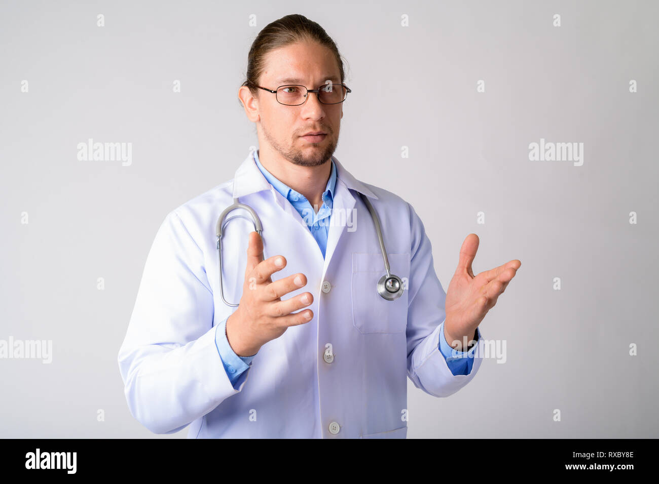 Doctor explaining something hi-res stock photography and images - Alamy