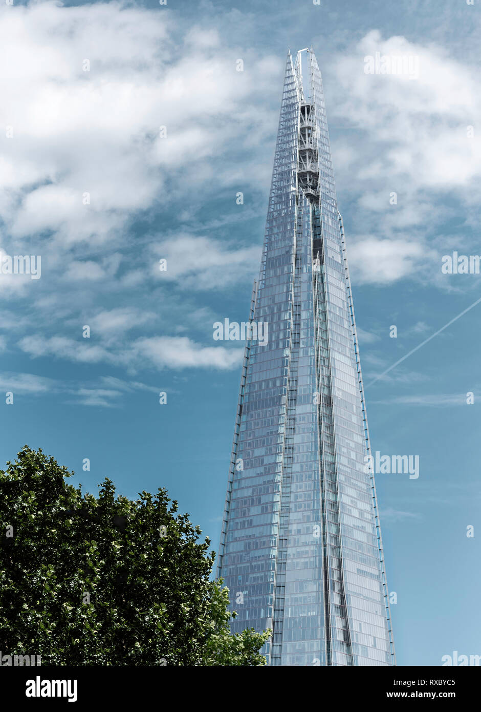 The shard with blue sky hi-res stock photography and images - Alamy