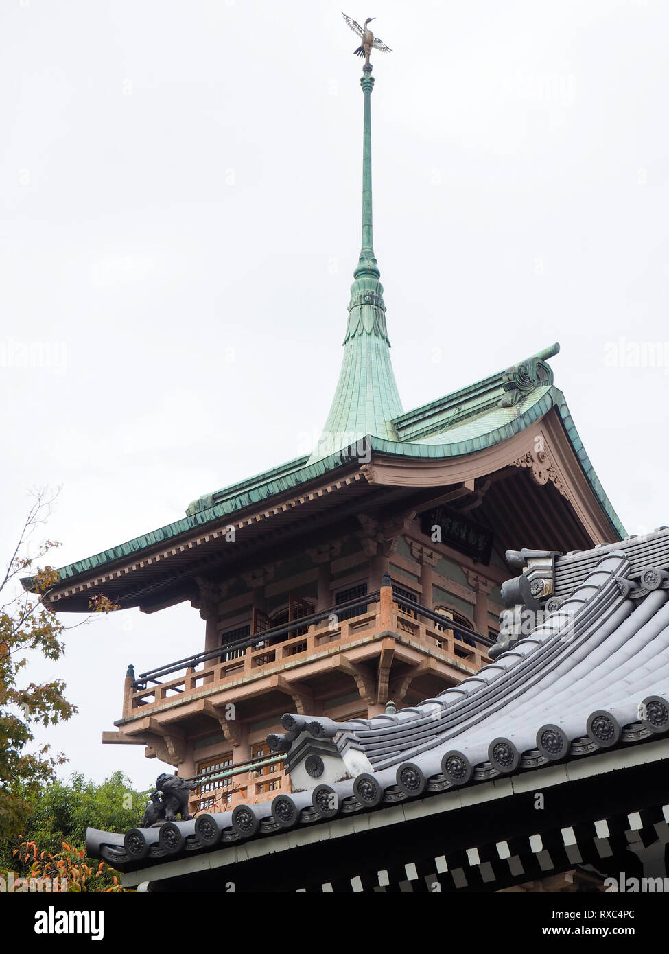 Old japanese building traditional roof hi-res stock photography and ...