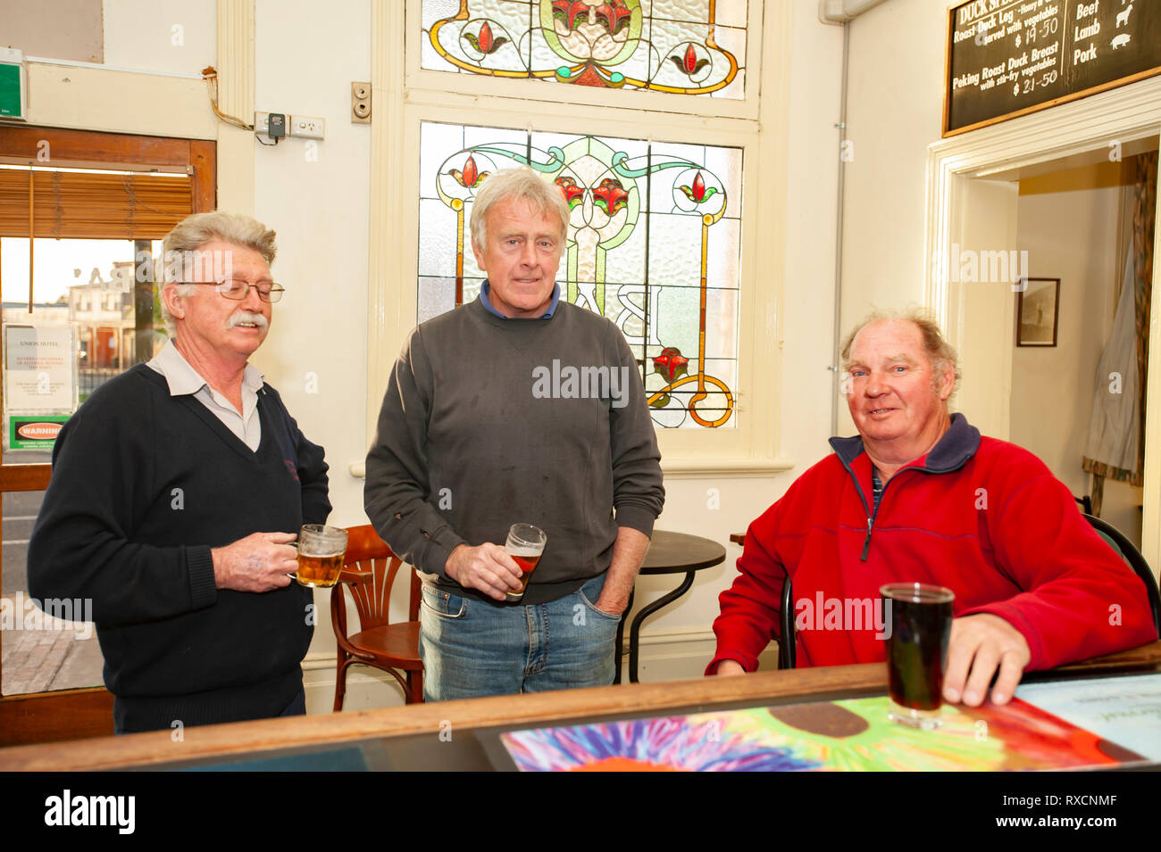 Victorian pub people having drink hi-res stock photography and images ...