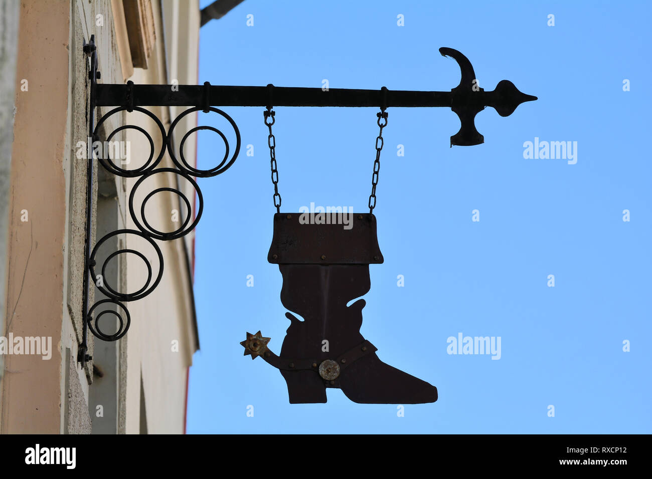 Shoemakers sign hi-res stock photography and images - Alamy