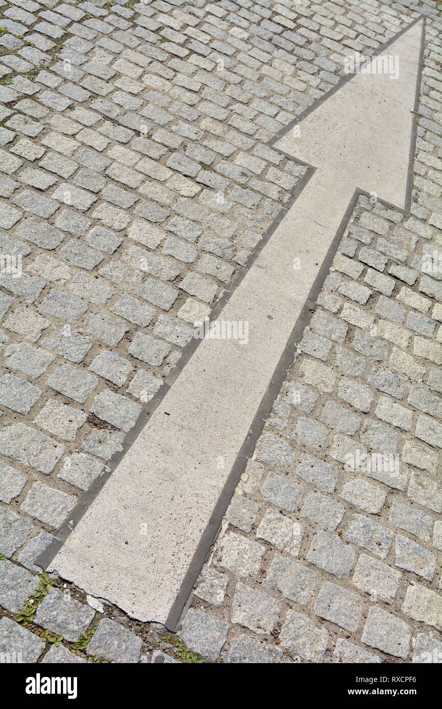 Sign arrow pointing straight ahead hi-res stock photography and images ...