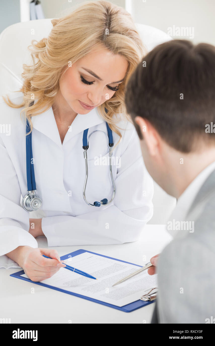 Doctor reading document hi-res stock photography and images - Alamy