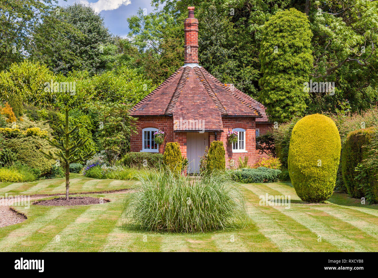 Well Cottage, Stoke Row, Oxfordshire, UK Stock Photo - Alamy