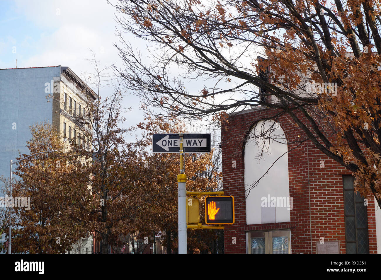 New york city one way sign hi-res stock photography and images - Alamy