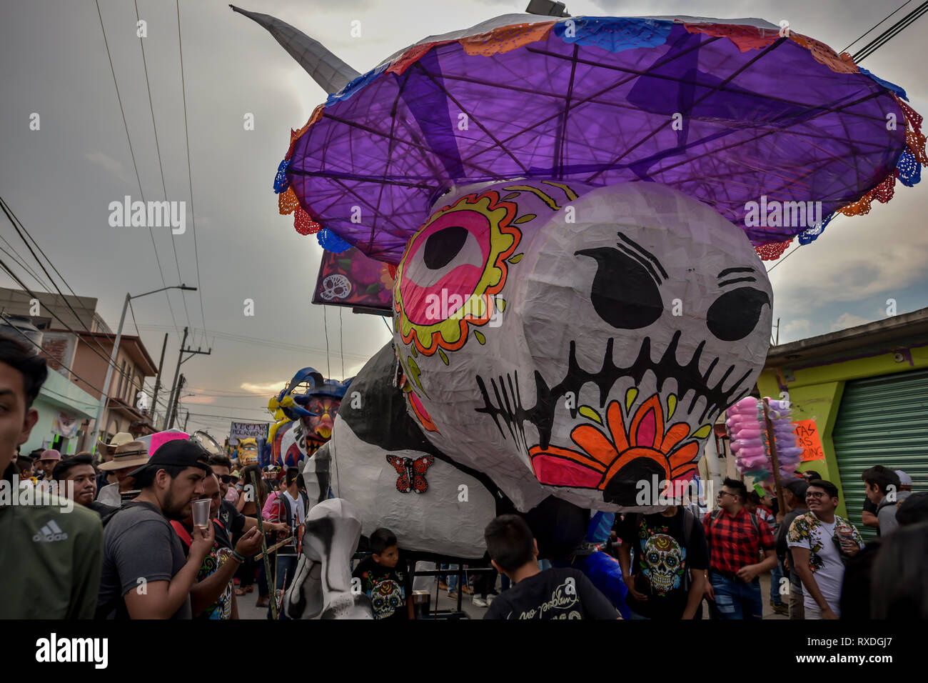 Tultepec, Mexico. 8th Mar 2019. A papier-mâché bull filled with ...